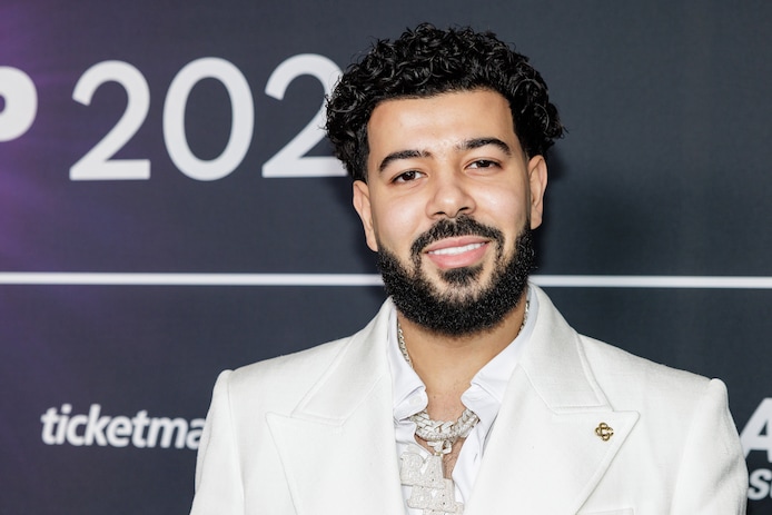 Hij heeft miljoenen luisteraars op Spotify en werkt met grote namen ...