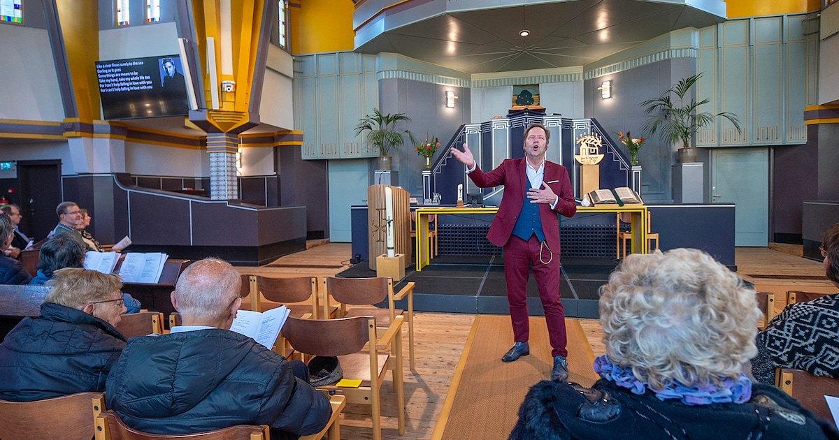 Kerkgangers genieten van Elvis-dienst: ‘Wat kan die dominee zingen ...