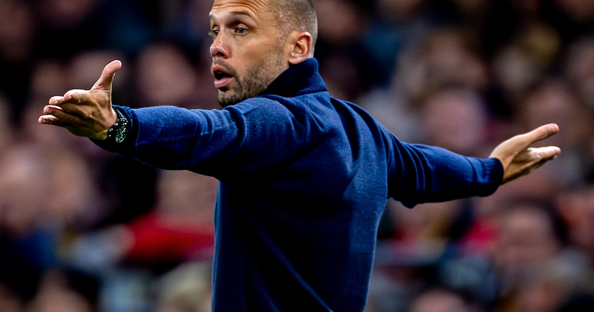 Fanatieke fans Ajax eisen ontslag Heitinga, trainer zelf ‘voelt nog ...