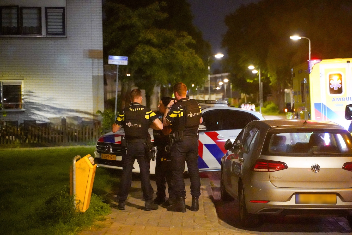 Man (21) gewond geraakt bij steekincident aan Nijhoffstraat Zwijndrecht ...