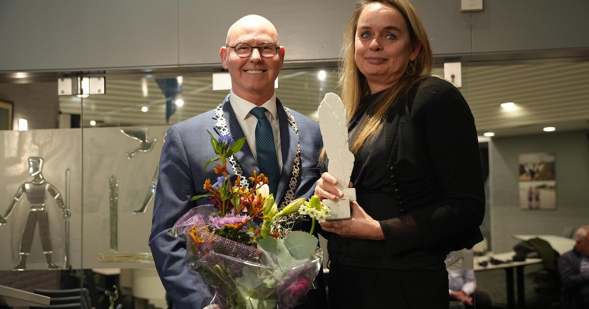 Burgemeester Bunschoten reikt pluim uit aan Renée Ohmstede wegens inzet ...