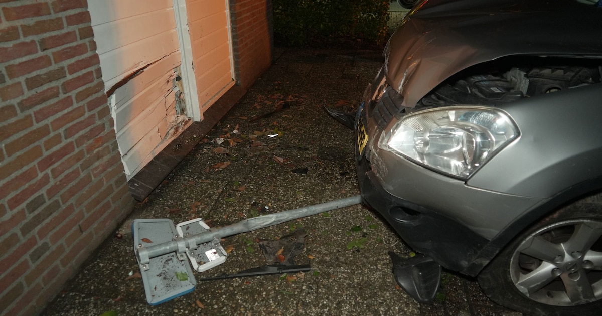 Auto botst tegen gevel van kerk van Jehova's Getuigen in Hoogeveen ...