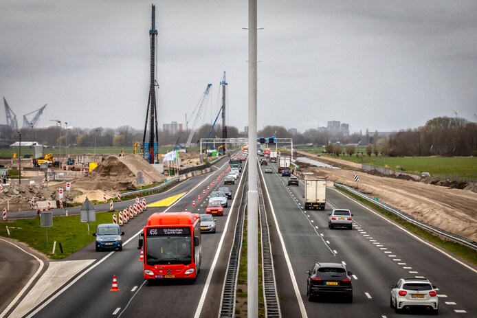 A20 krijgt nieuwe borden: minder rijstroken tussen Vlaardingen en ...