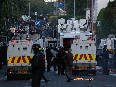 Opnieuw demonstraties in Noord-Ierland na mesaanval, betogers gooien ...