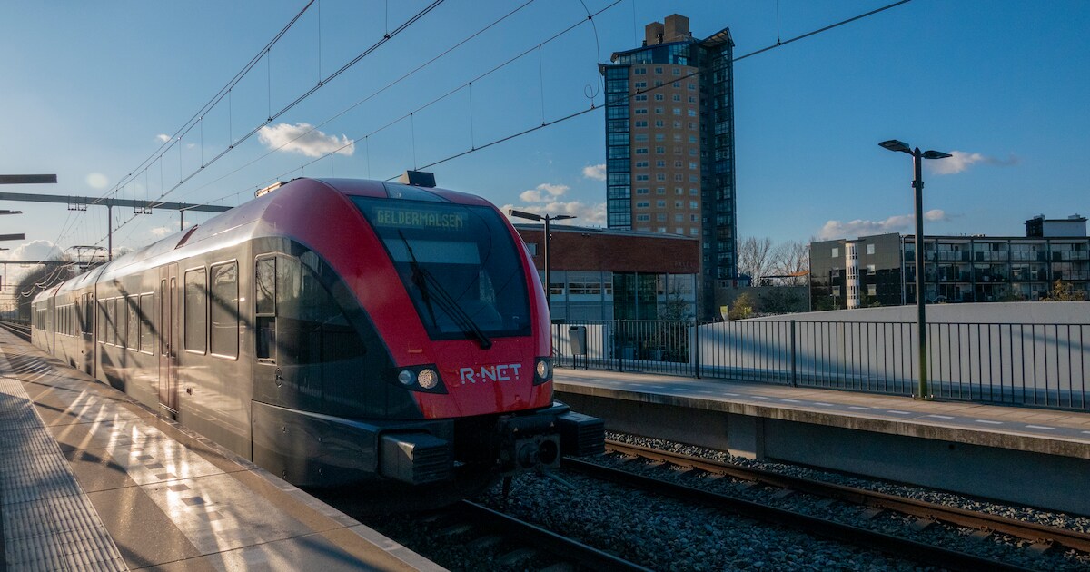 Merwedelingelijn kort gestremd na brandmelding in trein | Regio | AD.nl
