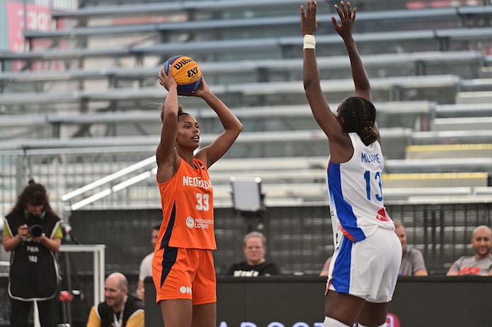Nederlandse 3x3 basketbalsters overtuigend naar halve finale EK, mannen ...