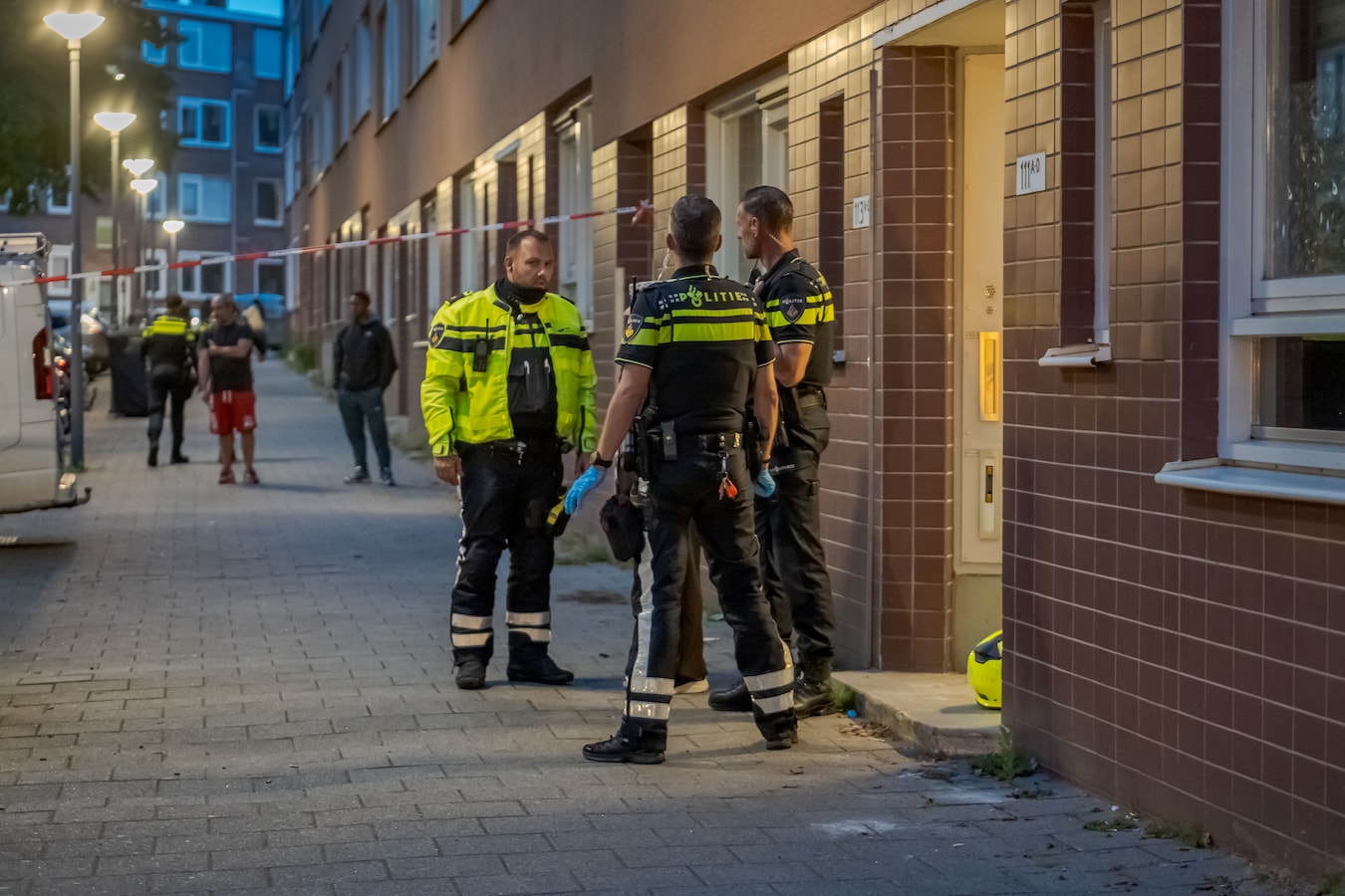 Kindje (2) valt van tweede verdieping uit raam in Rotterdam | Foto | AD.nl