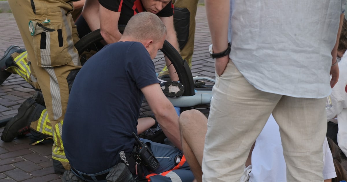 Brandweer rukt uit voor vrouw met voet vast tussen spaken in Breda ...