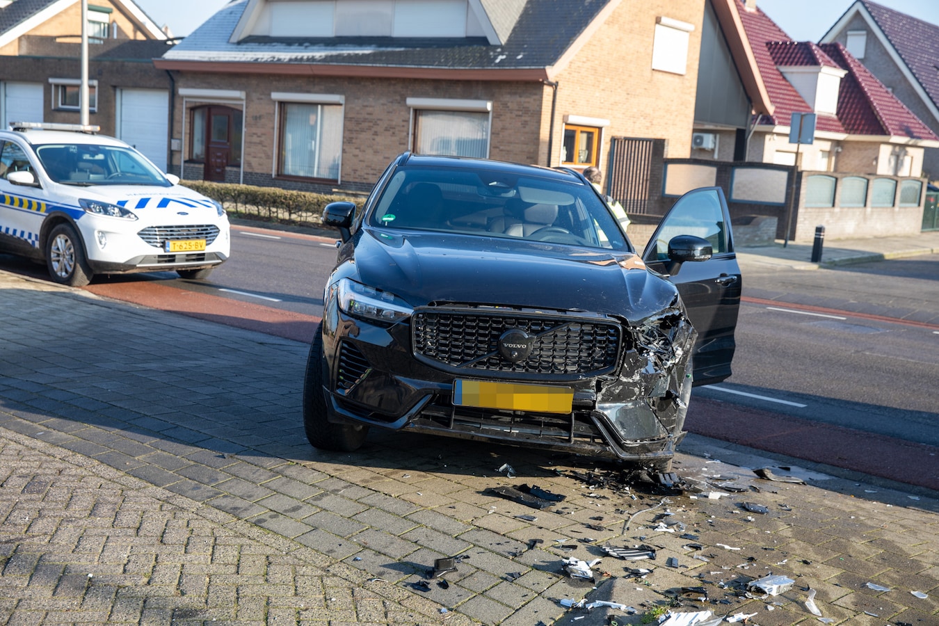 Auto mist op haar na een woning na crash in Sint Willebrord ...