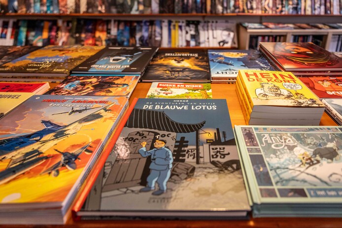 Hans Stoel uit Middelburg verkoopt stripboeken in Perron 2