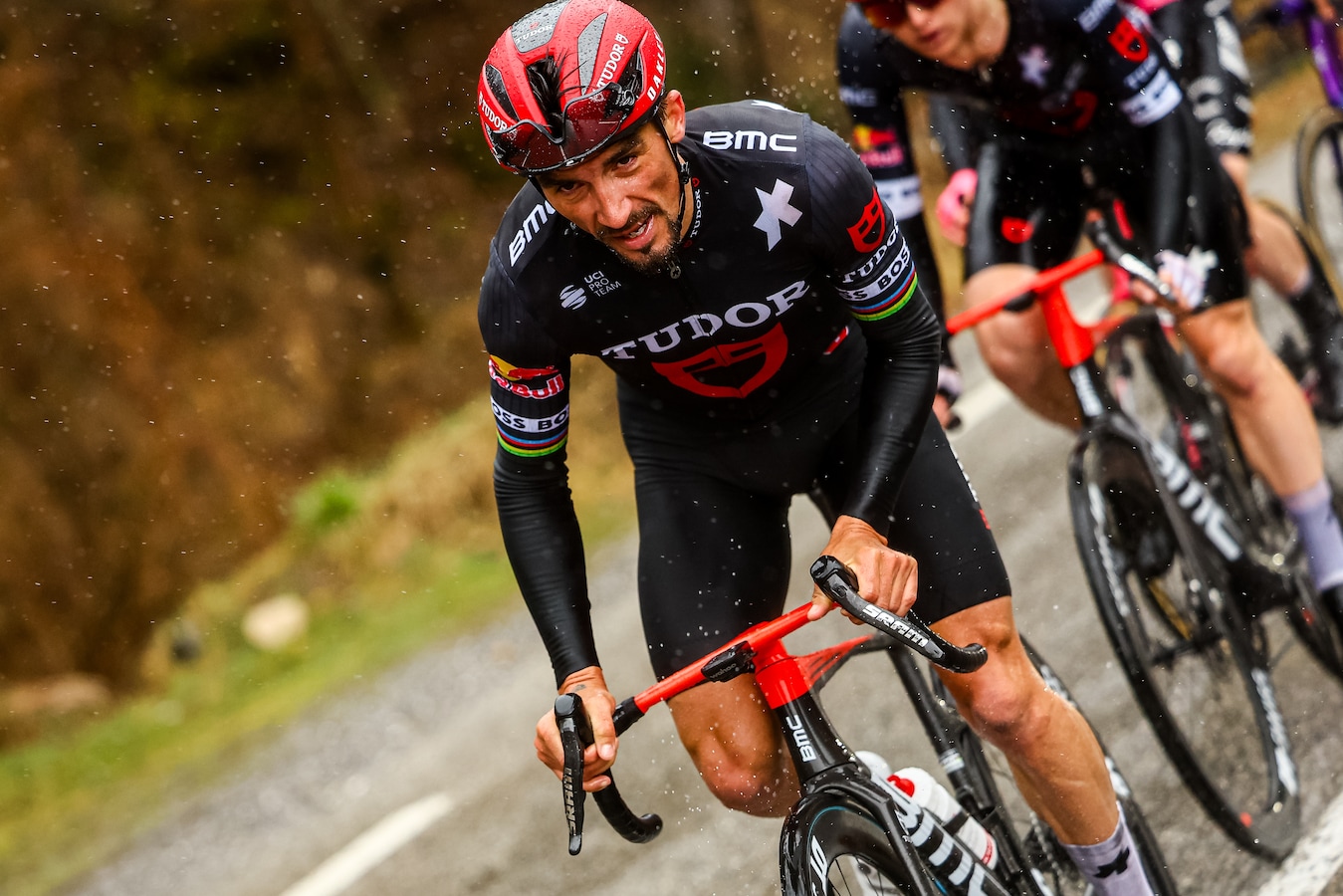 Rick en zusje Ilse vinden elkaar in het peloton: van een bloedende kin ...