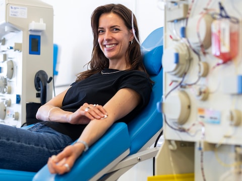 Haar opa doneerde meer dan 200 keer bloed, nu zet Stephanie (35) die ...