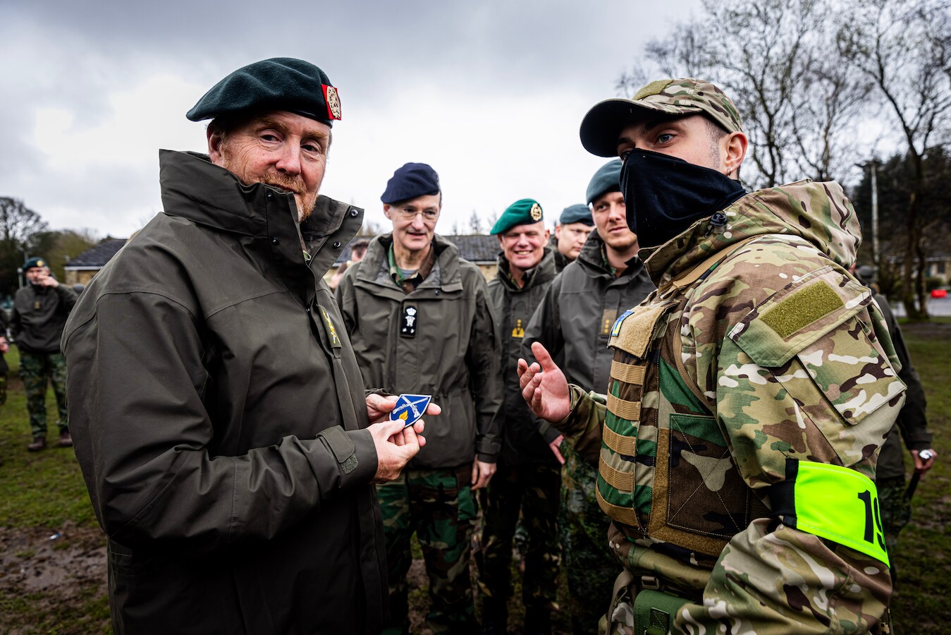 Geëmotioneerde koning bezoekt Nederlandse militairen en Oekraïense ...