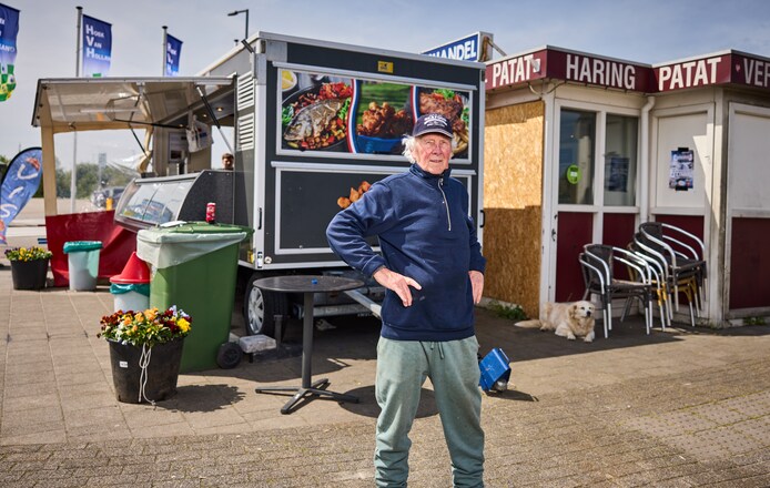 Ondanks verwoestende explosie gaat visboer Cees (81) door: ‘Wat zou ik ...