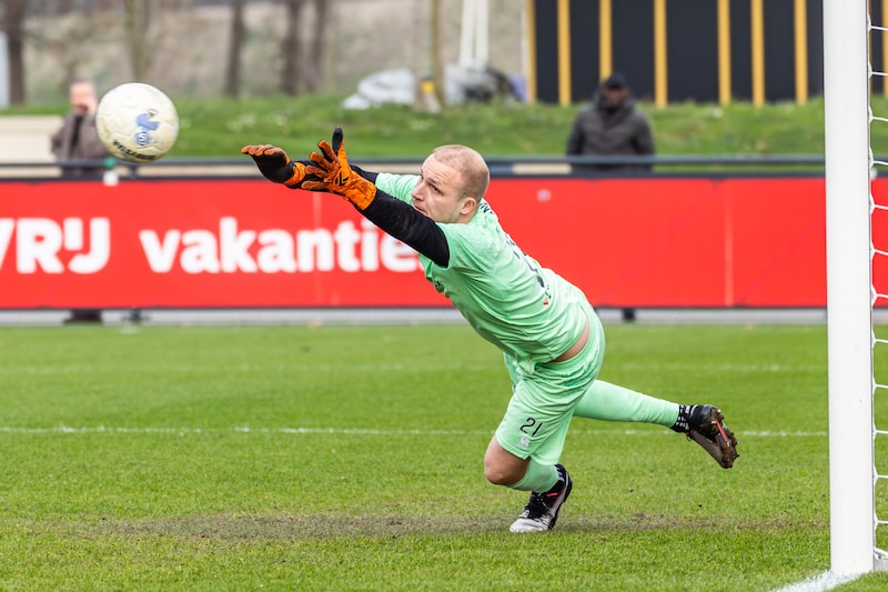 Jordie van Leeuwen helpt rouwende club na overlijden van goalie Marvin ...