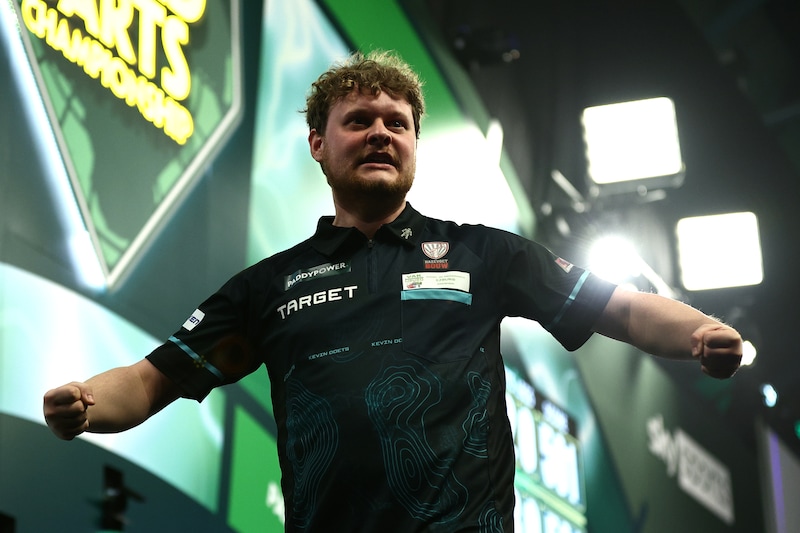Kevin Doets via thriller naar laatste 16 op WK darts, Jeffrey de Graaf ...