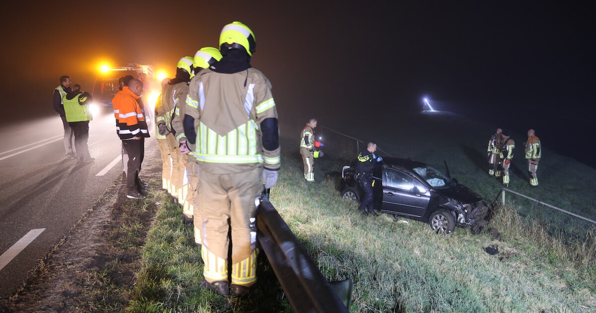 Auto vliegt van N445, één gewonde | 112 nieuws Kaag en Braassem | AD.nl