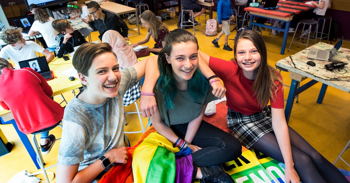 Unieke boot met middelbare scholieren tijdens Canal Pride Utrecht ...