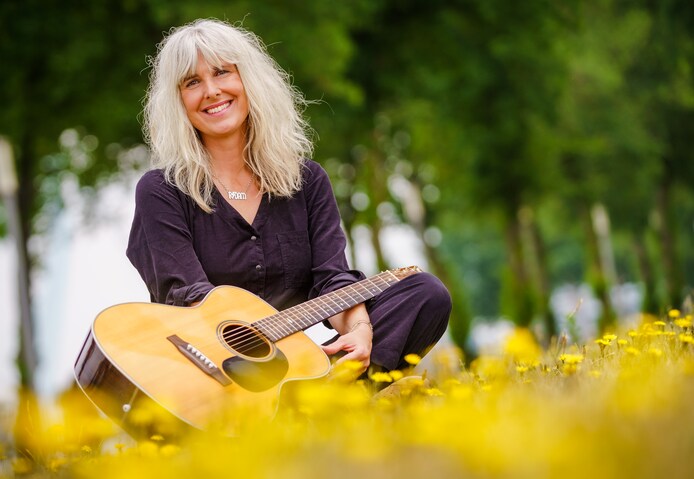 Zangeres Charlie Dée zoekt nieuwe balans na heftig ongeluk: ‘Ik kan ...