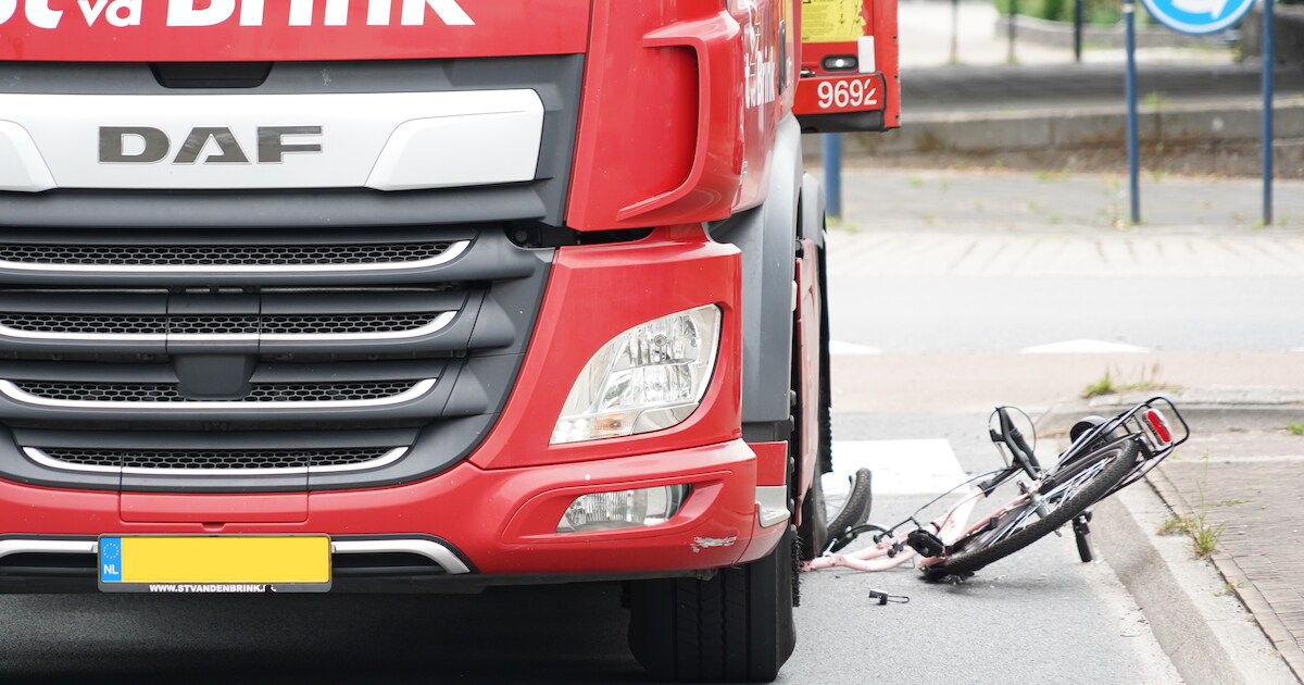 Meisje raakt gewond bij botsing met vrachtwagen in Staphorst | Regio ...