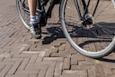 ‘Klimaatklinkers’ bij station Zwolle liggen schots en scheef en moeten ...