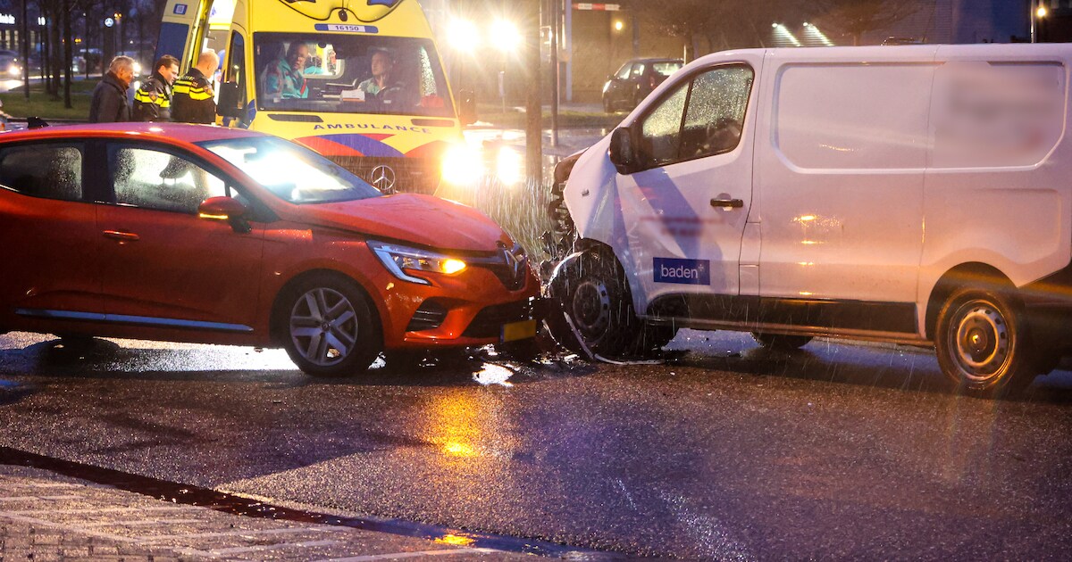 Gewonde bij frontale botsing tussen bestelbus en auto | Zuidplas | AD.nl
