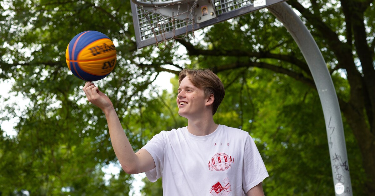 Basketbaltalent Thijmen Meekel groeit tussen de grote mannen: ‘Vader zegt dat ik minder moet ...