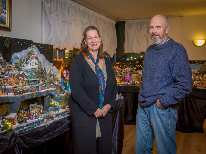 Het kerstdorp van Els en Wiebe is een flinke investering: ‘Een euro of 3000’ | Geld&Geluk | AD.nl