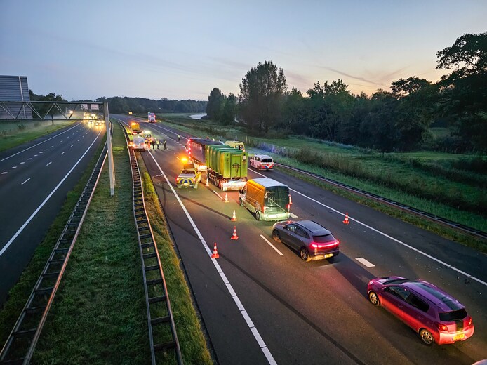 Enschedeër dommelt op snelweg in slaap en knalt met 140 km/u achterop ...