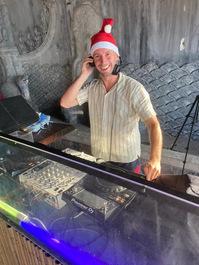 Bart (27) las plots overal zijn eigen verhaal uit Laos: ‘De drank was ...