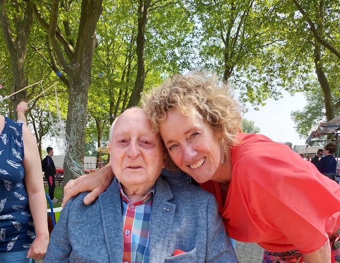 Toen Frits werd geboren dacht de dokter dat hij met zijn moeder zou ...