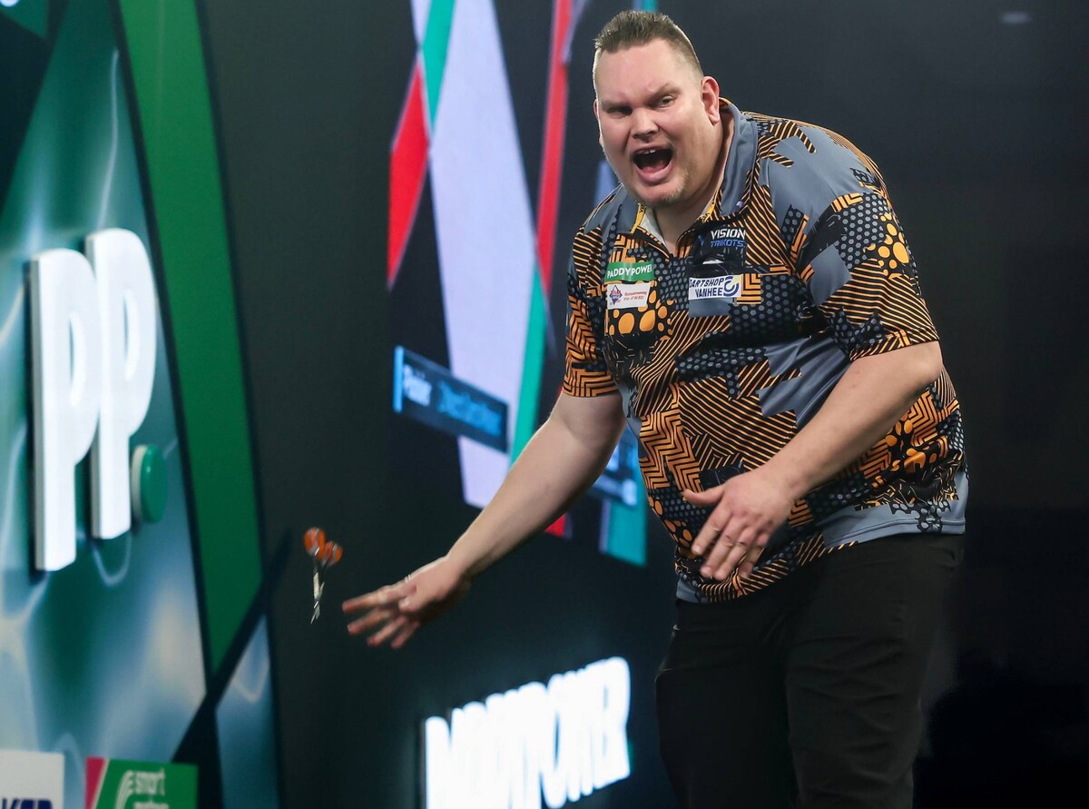 Megastunt van Wesley Plaisier op WK darts! Ambachter laat oud ...