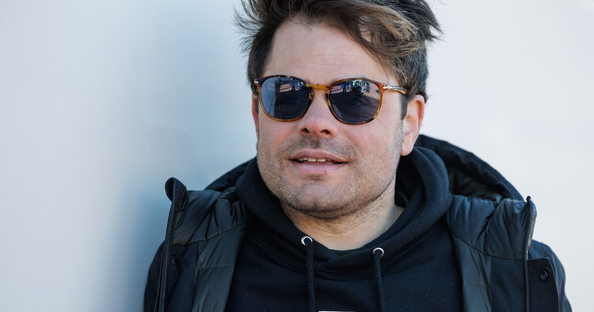 Roel van Velzen zingt op het Scheveningse strand voor het eerst in ...