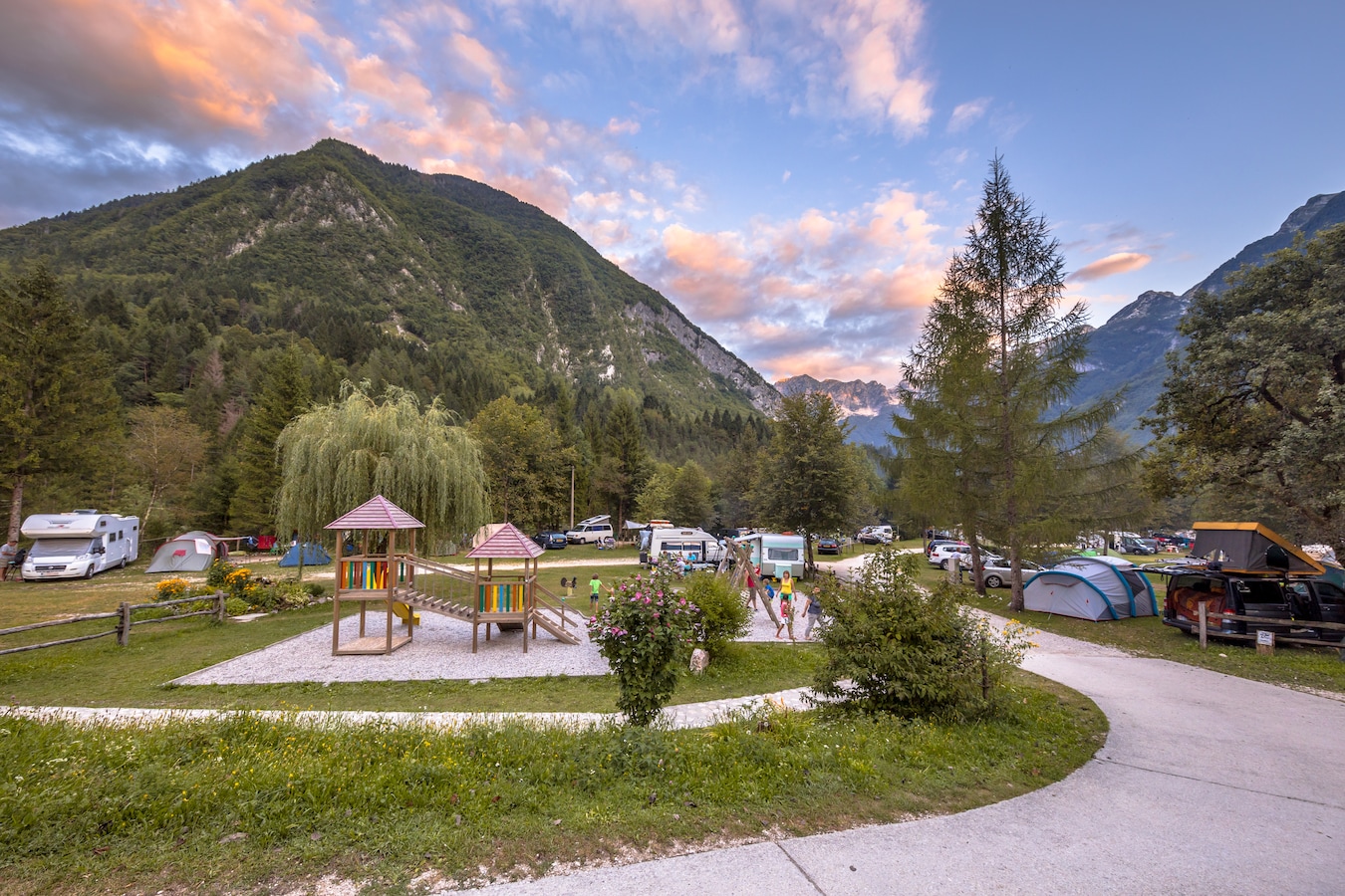 Nederlandse wandelaar (57) omgekomen na val in Slovenië | Foto | AD.nl
