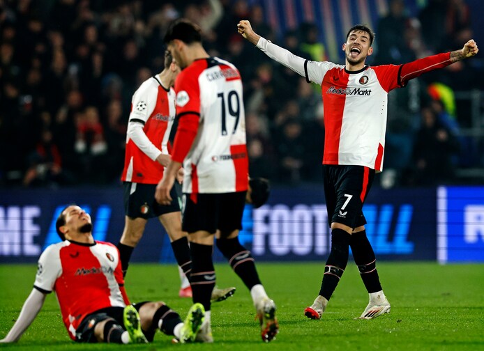 Jakub Moder laat bij eerste ontmoeting met de Kuip zijn ware aard zien ...