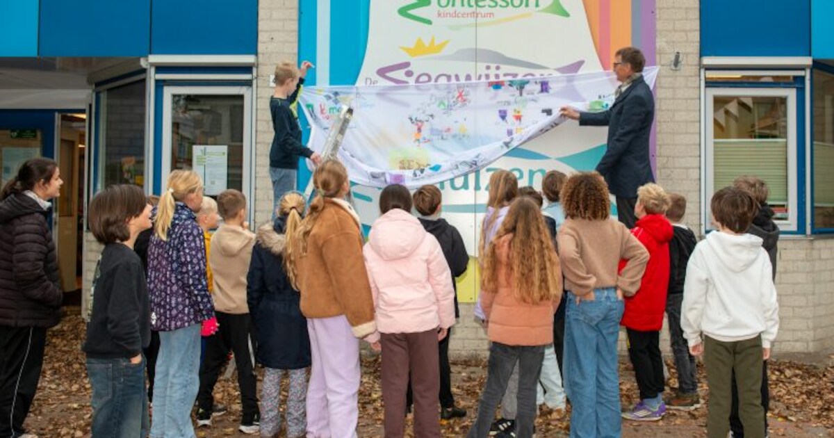 Wethouder Bijman hijst vlag voor klimaatweek bij De Wegwijzer in ...
