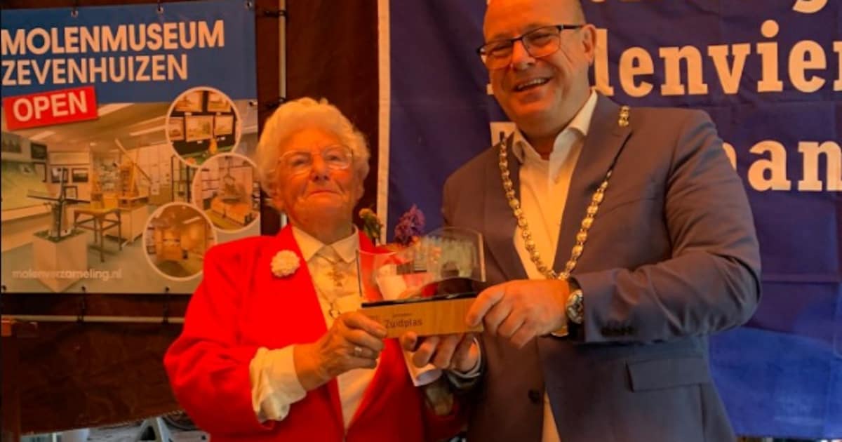 Vrijwilligers Molenmuseum Zuidplas krijgen waardering voor 25 jaar ...
