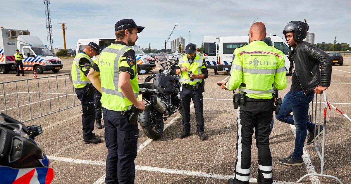 Grote politiecontrole in Rotterdam-Zuid | Regio | AD.nl