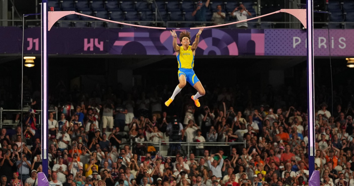 Armand Duplantis flikt het weer en springt opnieuw een wereldrecord ...