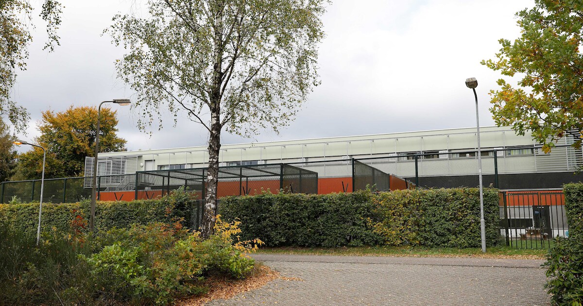 Politie-inzet versterkt bij kliniek Den Dolder | Buitenland | AD.nl