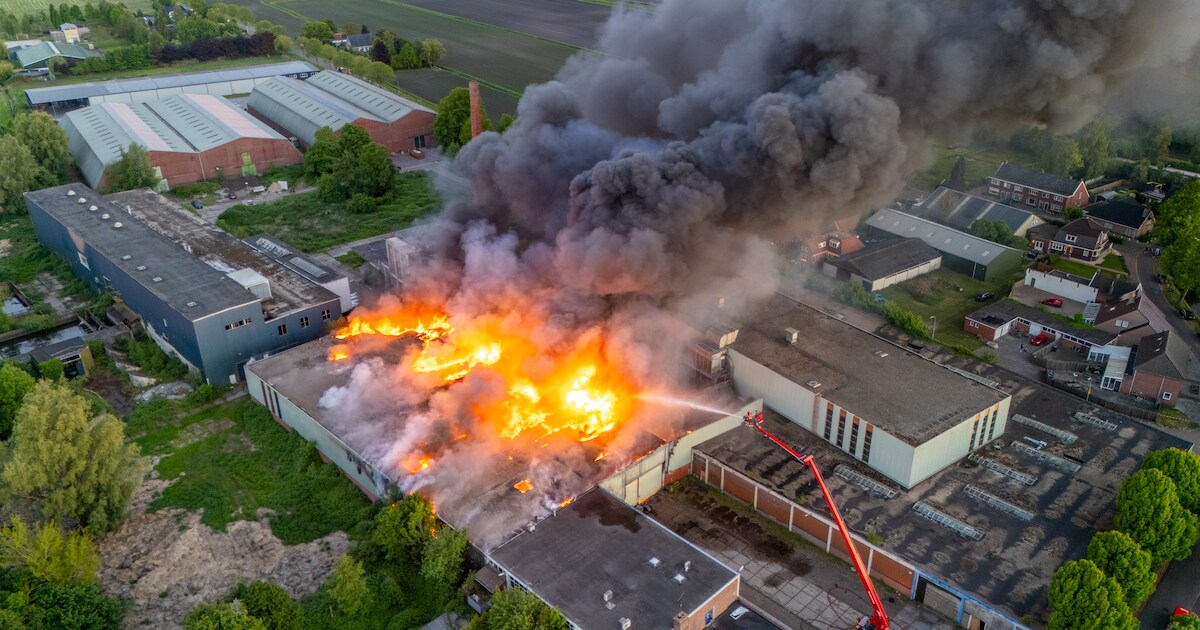 Grote brand bij hennepbedrijf in Oude Pekela: 'Blussen gaat nog lang ...