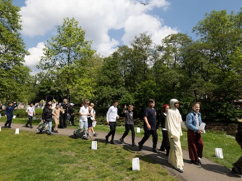 1800 leerlingen lopen 24-uurs sponsorloop voor vrede: ‘Ik ben van na de ...