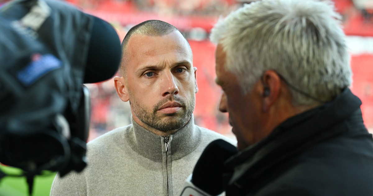 Ajax-trainer John Heitinga woedend op ESPN: ‘Ik sta hier alleen vanwege contractue­le verplich ...