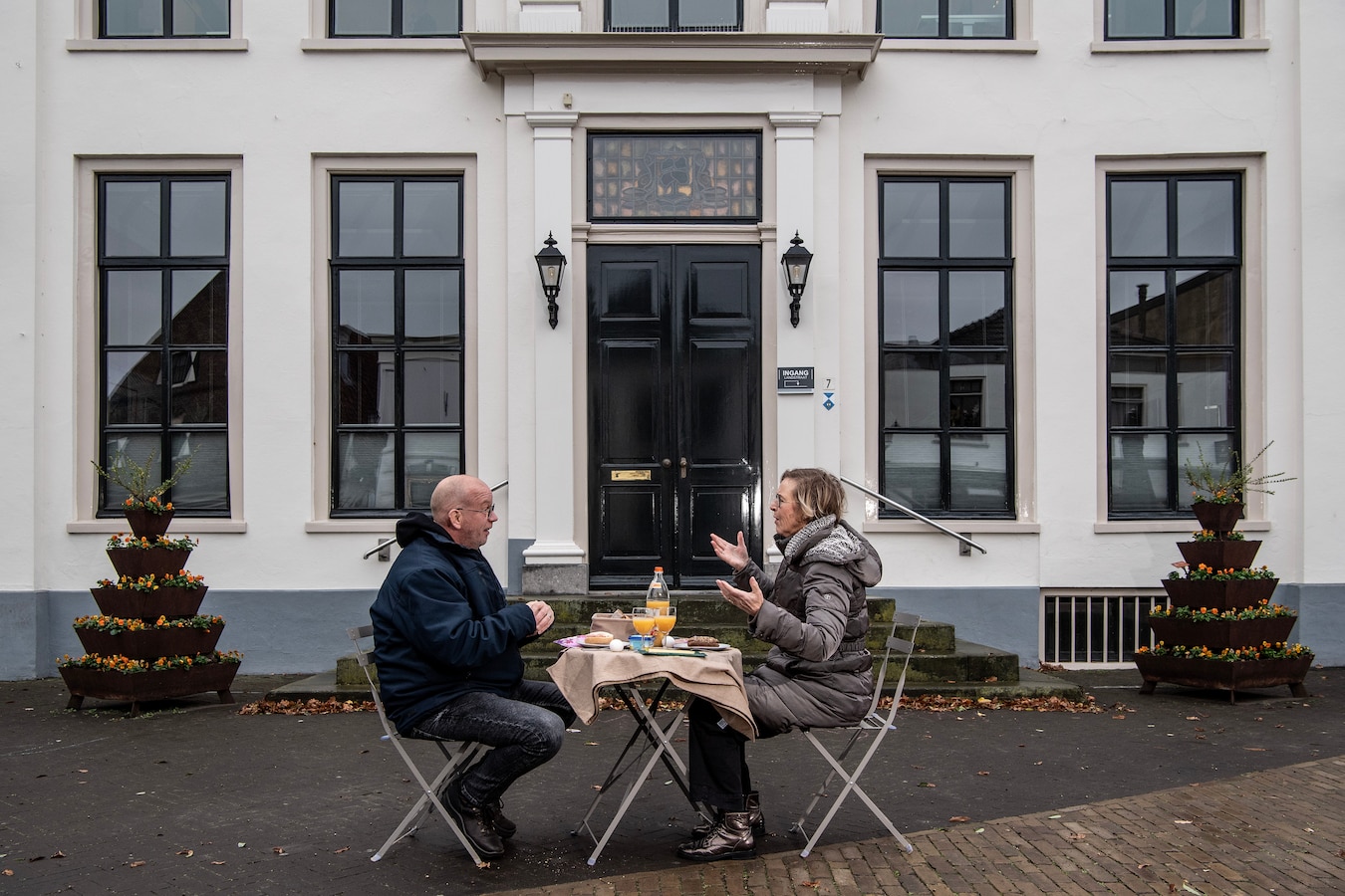 Tineke verwelkomt azc in hun dorp, René protesteert: 'Vrouwtje van 80 ...