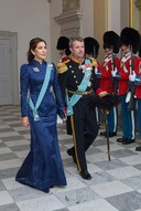 Margrethe met broche in de vorm van een margriet van zeker 5 centimeter ...