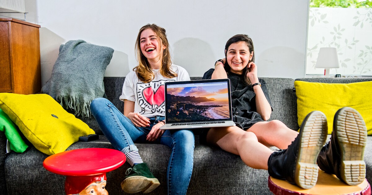Reisjes, geld en telefoons: slagen wordt vet beloond | Nieuws | AD.nl