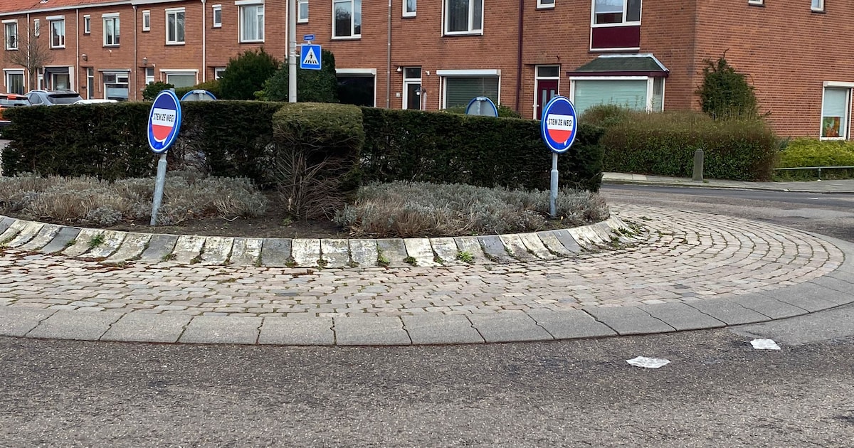 Schade aan tientallen verkeersborden door geplakte stickers, daders nog ...