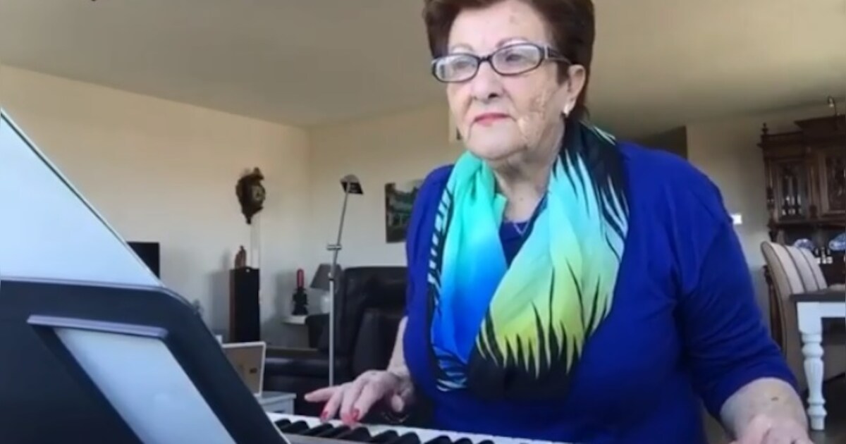 Joke (70) vrolijkt Nederland op vanachter haar keyboard: ‘We moeten ...