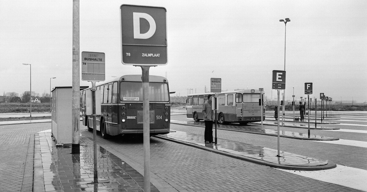 Dodelijk saai busstation met één attractie: bij het cafetaria ernaast ...