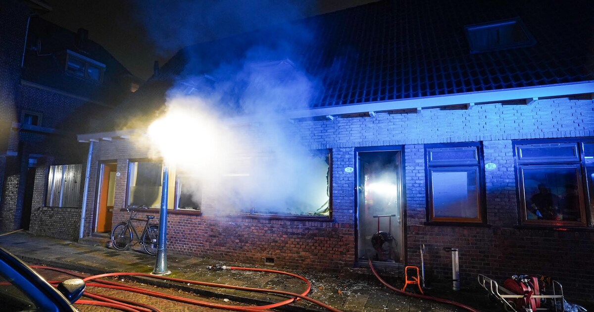 Uitslaande brand veroorzaakt veel schade in woning aan de ...
